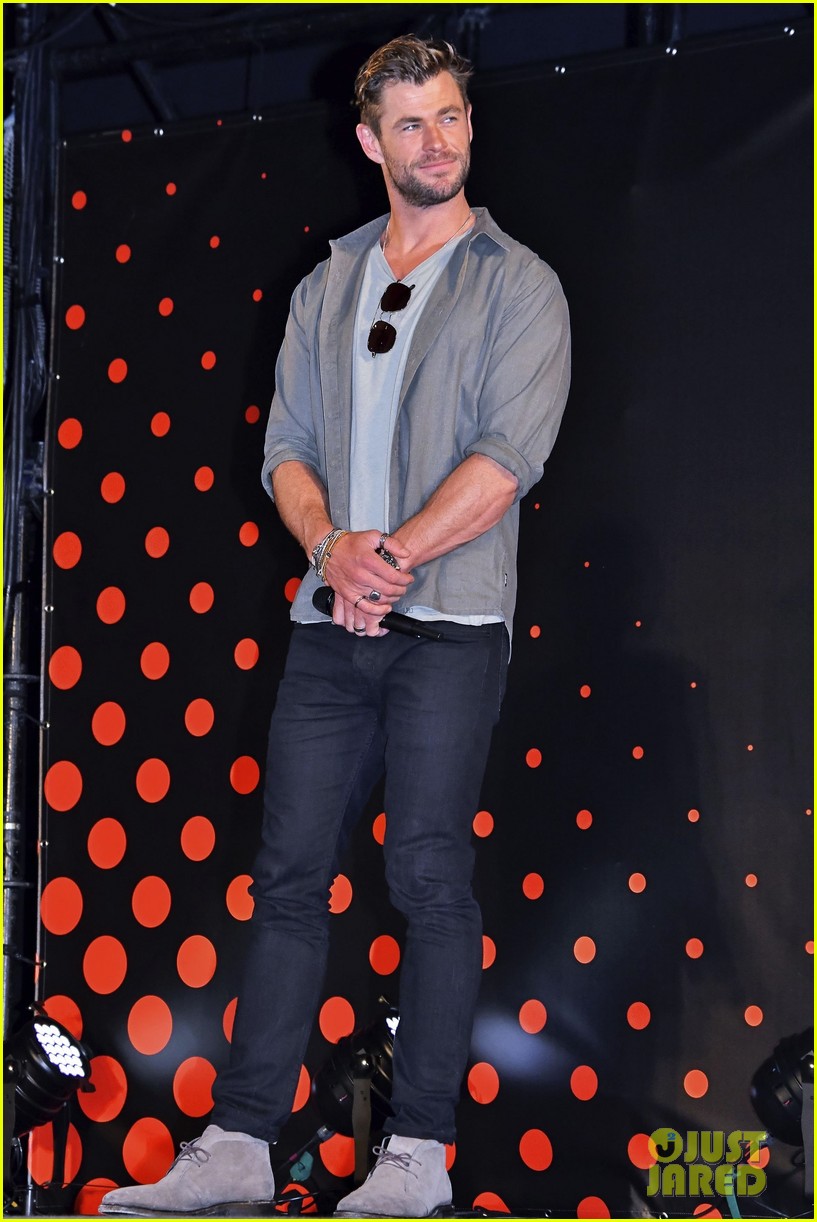 Chris Hemsworth Brings Out Thor's Hammer on Stage at Tokyo Comic Con ...