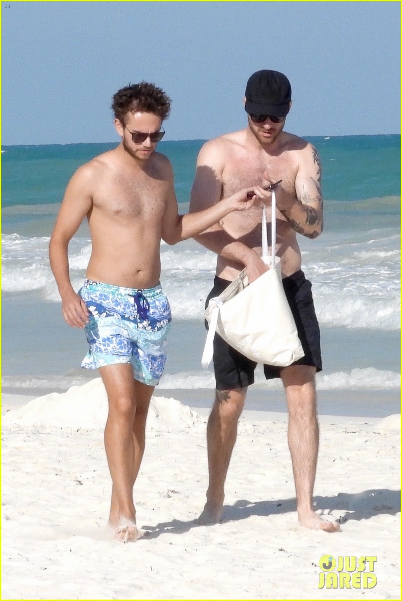 Zedd Goes Shirtless for a Walk on the Beach in Tulum: Photo 4395771 | Shirtless Photos | Just ...