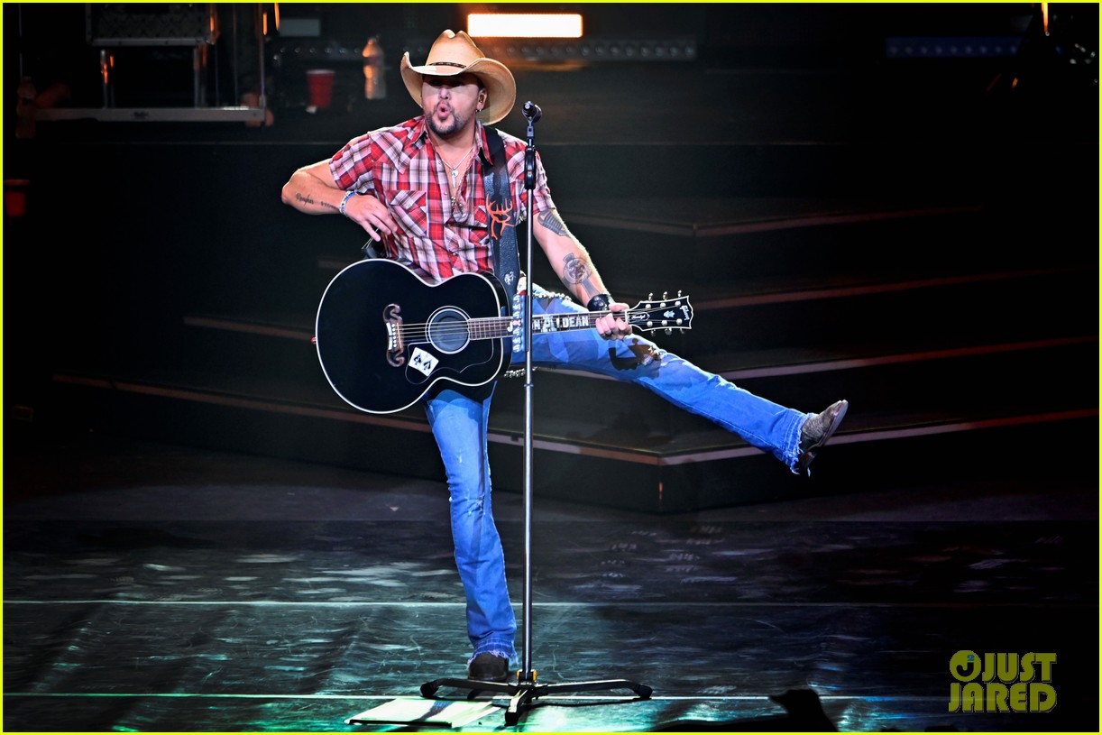 Jason Aldean Performs First Concert in Las Vegas Since Route 91 Harvest ...