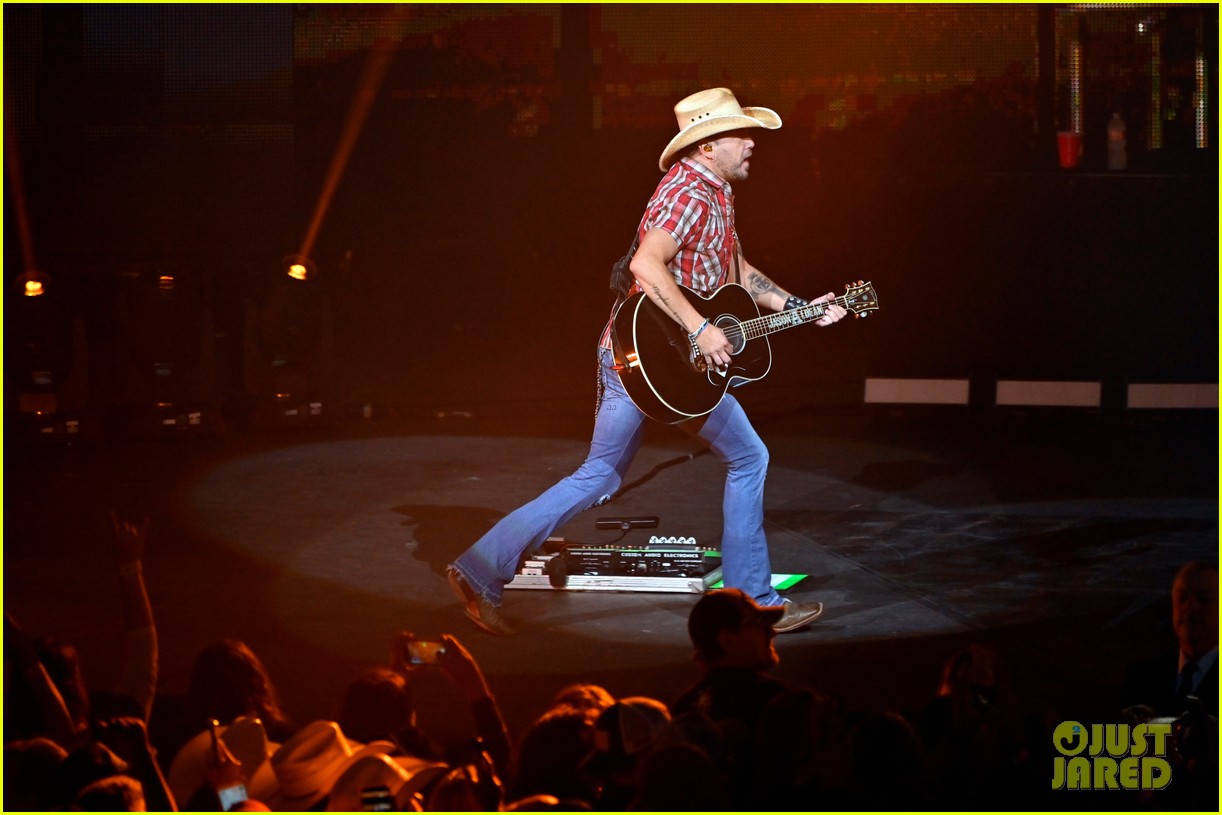 Jason Aldean Performs First Concert in Las Vegas Since Route 91 Harvest ...