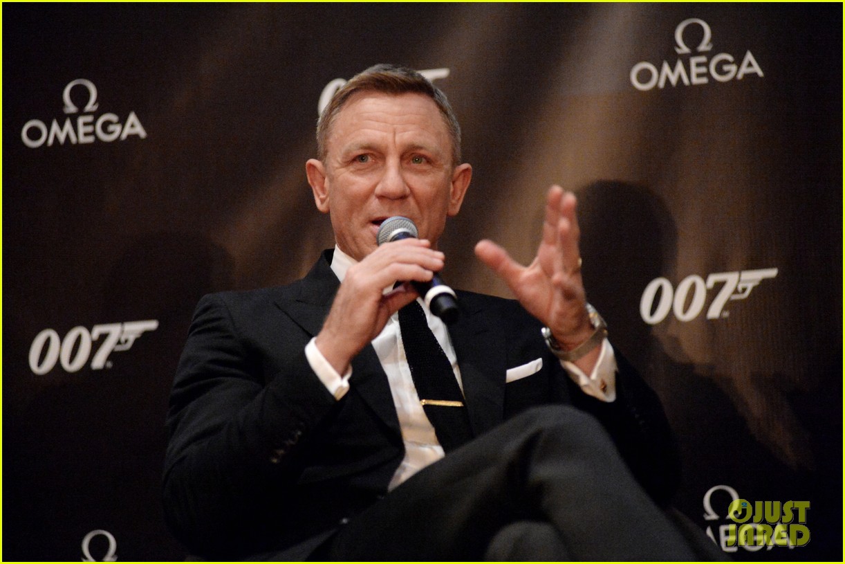 Daniel Craig Unveils Omega's New James Bond Watch!: Photo 4398197 ...