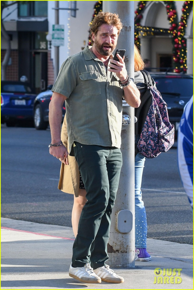 Gerard Butler Shares a Laugh with Fans While Arriving at Lunch: Photo ...