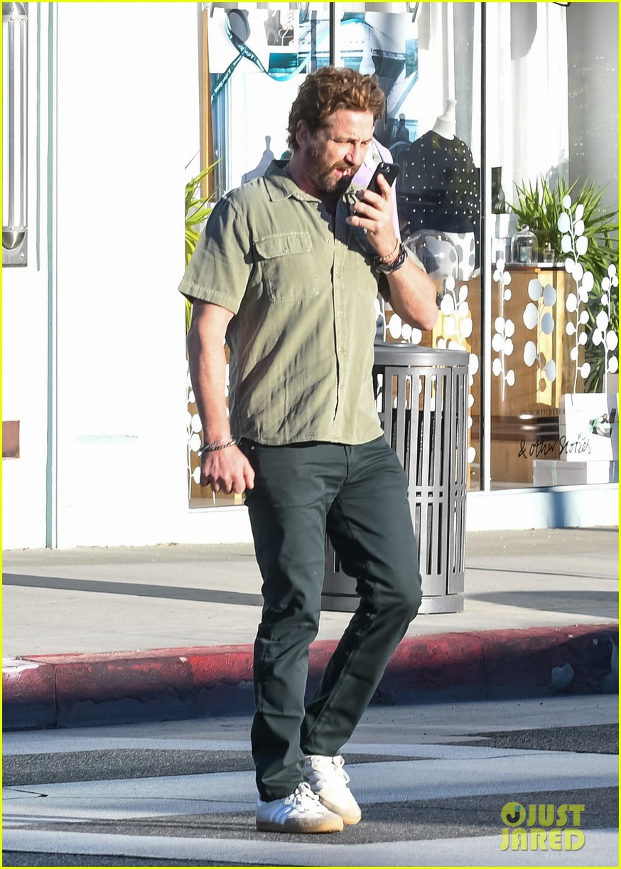 Gerard Butler Shares a Laugh with Fans While Arriving at Lunch: Photo ...