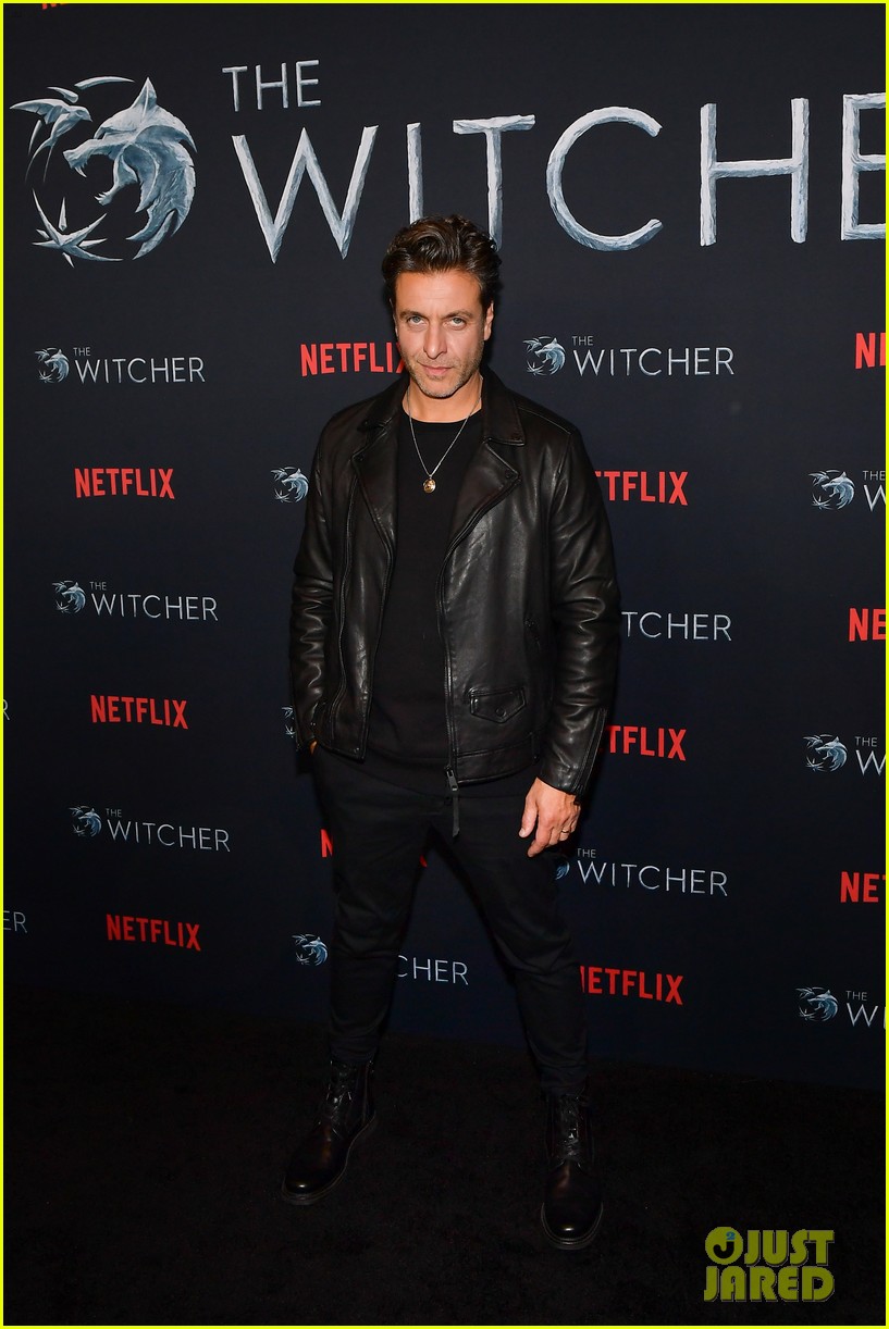 Henry Cavill's Muscles Fill Out His Turtleneck Sweater at 'The Witcher ...