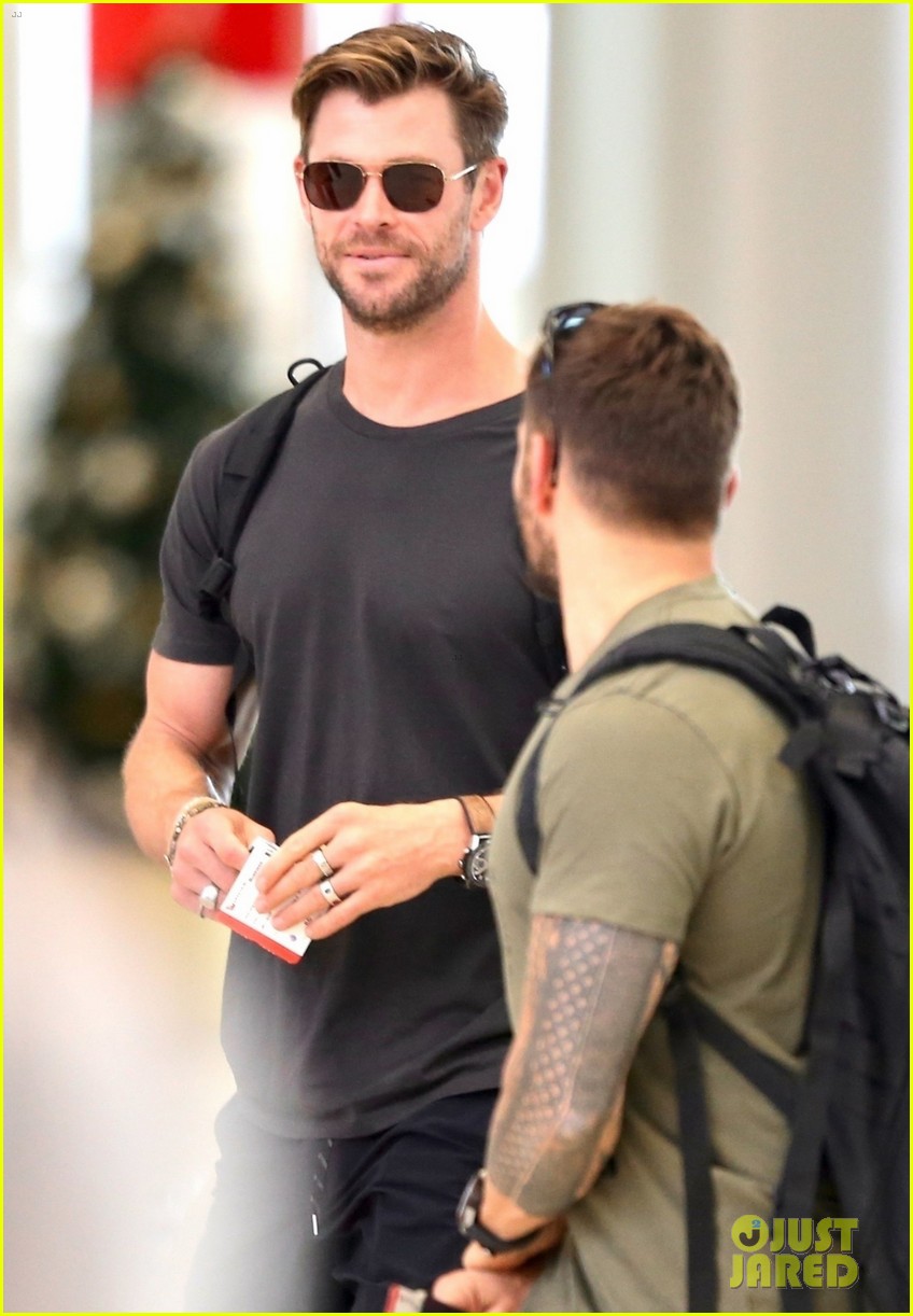 Chris Hemsworth Shows Some Muscle While Leaving Brisbane: Photo 4396773 ...