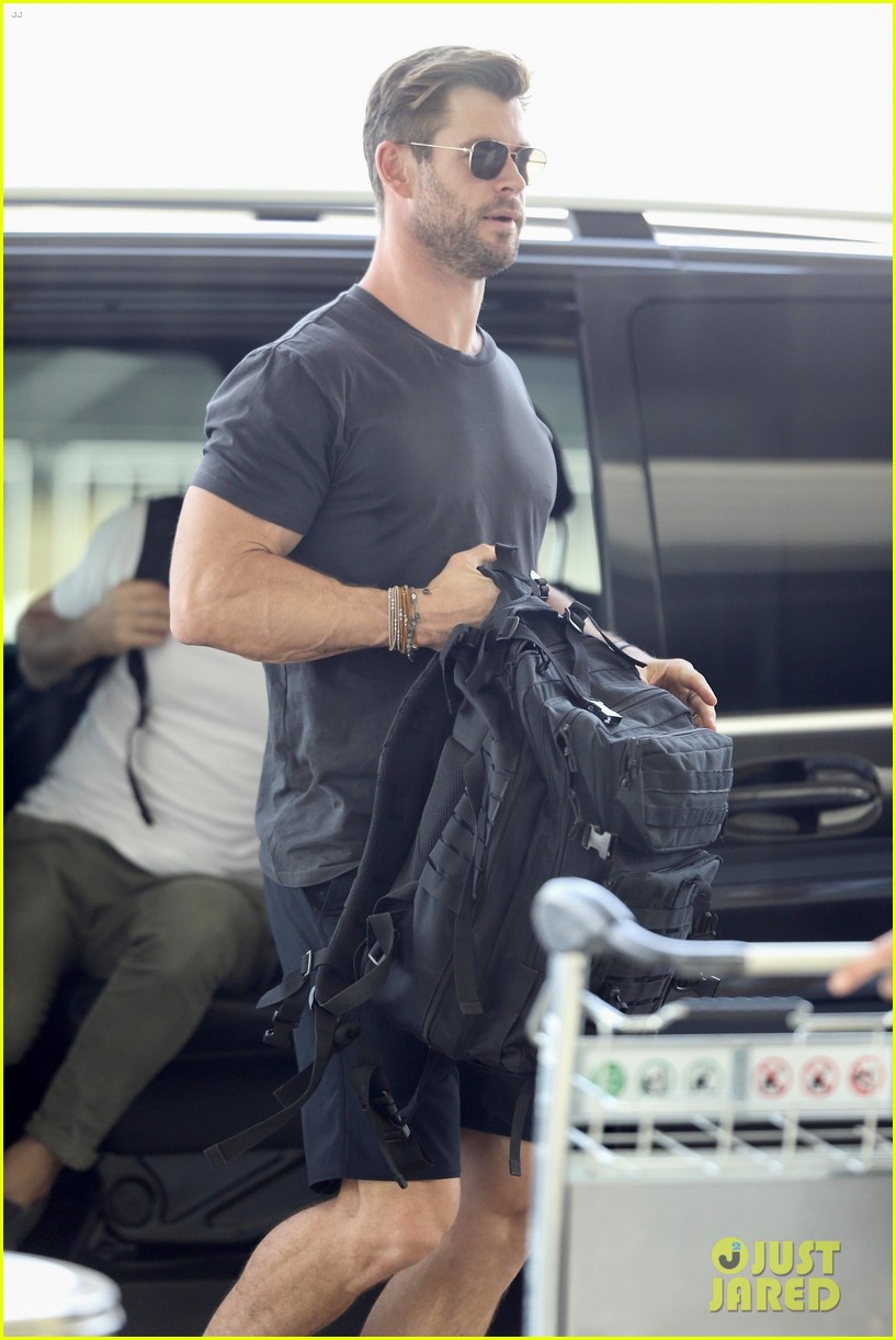 Chris Hemsworth Shows Some Muscle While Leaving Brisbane: Photo 4396774 ...