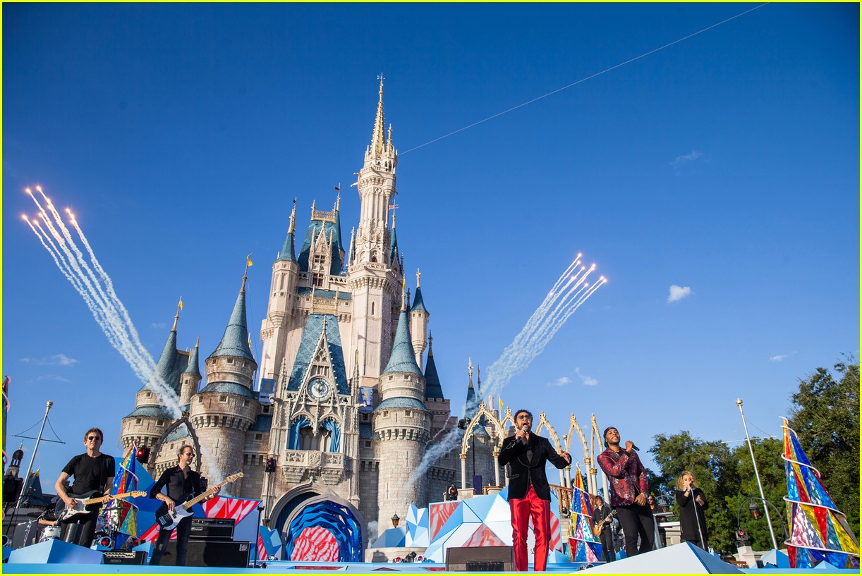 Disney's Christmas Day Parade 2019 - Perfomers Lineup!: Photo 4406530 ...