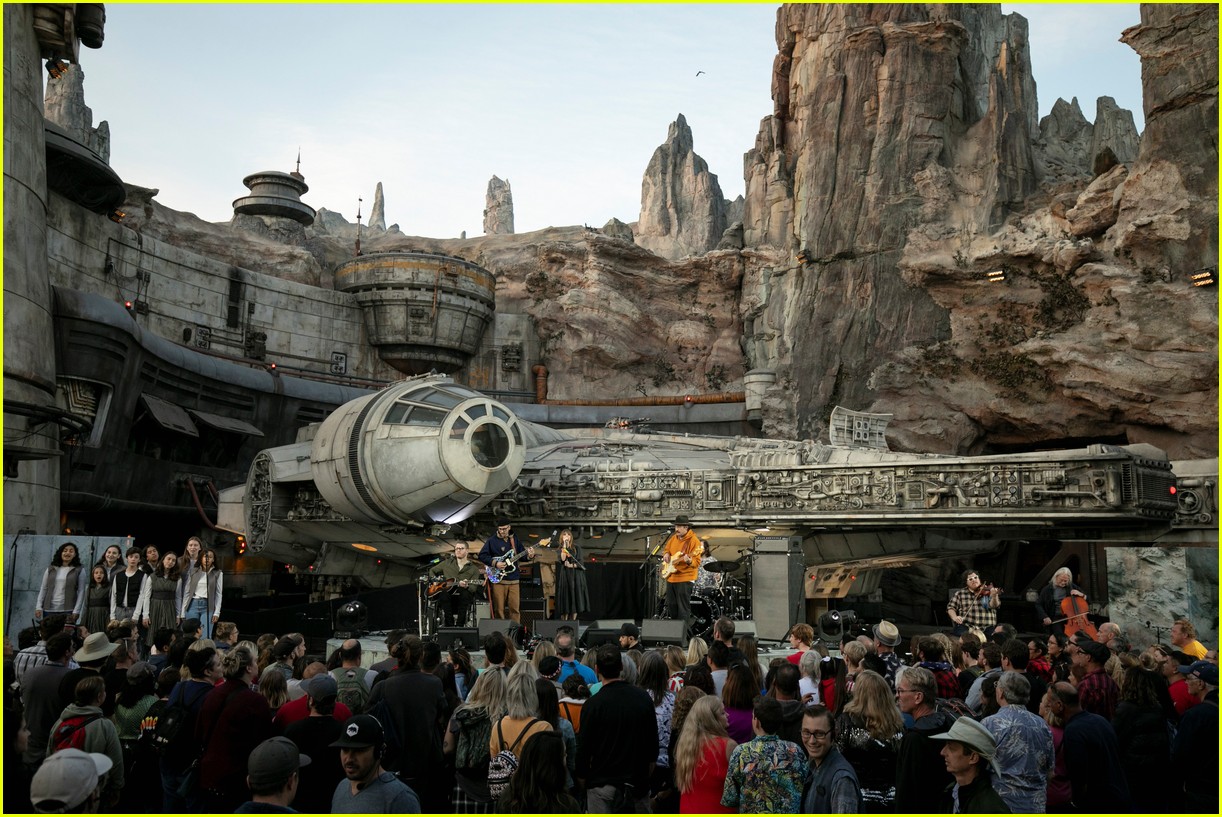 Disney's Christmas Day Parade 2019 - Perfomers Lineup!: Photo 4406547 ...