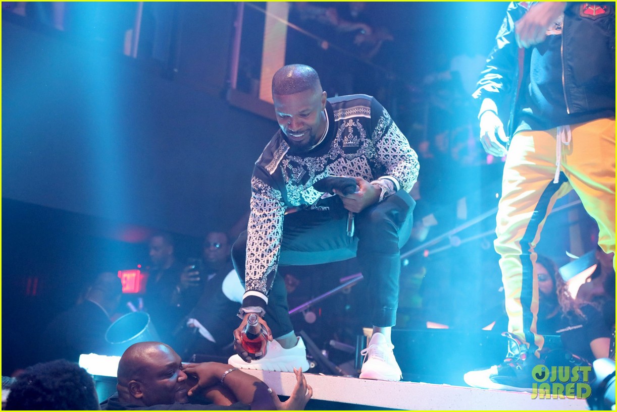 Jamie Foxx Celebrates The New Year Early in Miami With Friends: Photo ...