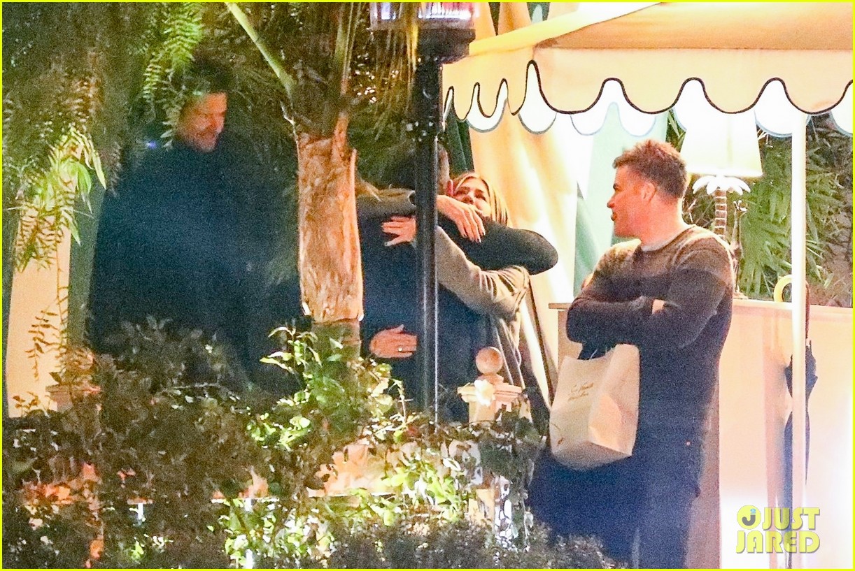 Jennifer Aniston Grabs Dinner With Jason Bateman, Jimmy Kimmel & Will ...