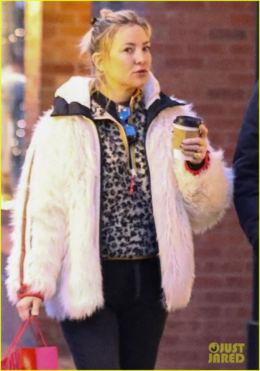 Kate Hudson & Danny Fujikawa Couple Up For Christmas Shopping in Aspen ...