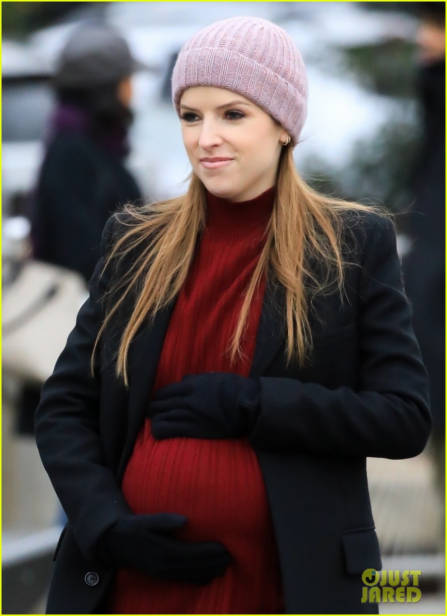Anna Kendrick Cuddles Fake Baby Bump on 'Love Life' Set!: Photo 4403822 ...
