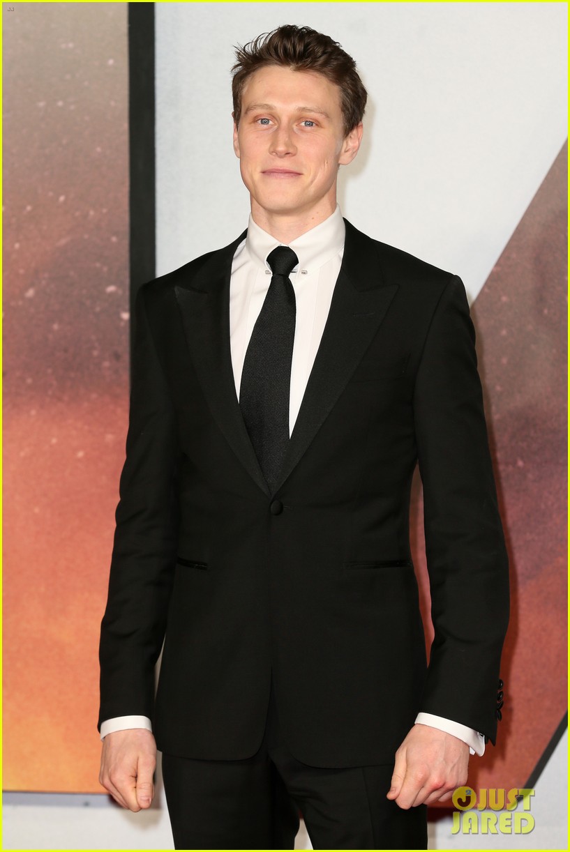 Richard Madden & George MacKay Suit Up for '1917' World Premiere in ...