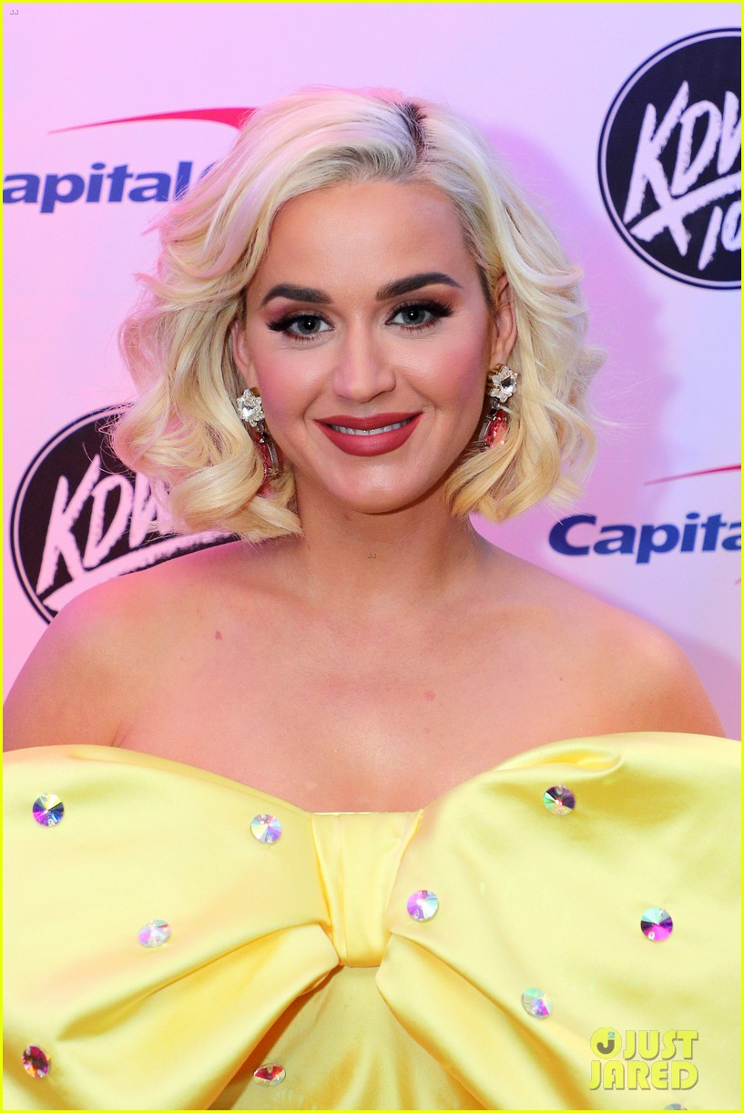 Katy Perry Is All Wrapped Up in Bows at Jingle Ball 2019 in Minnesota ...
