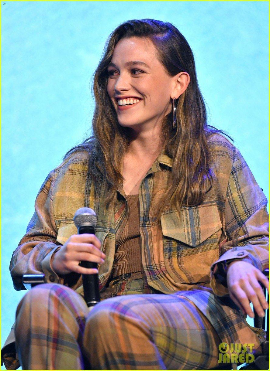 People Think 'You' Star Victoria Pedretti Looks Like Kat Dennings ...