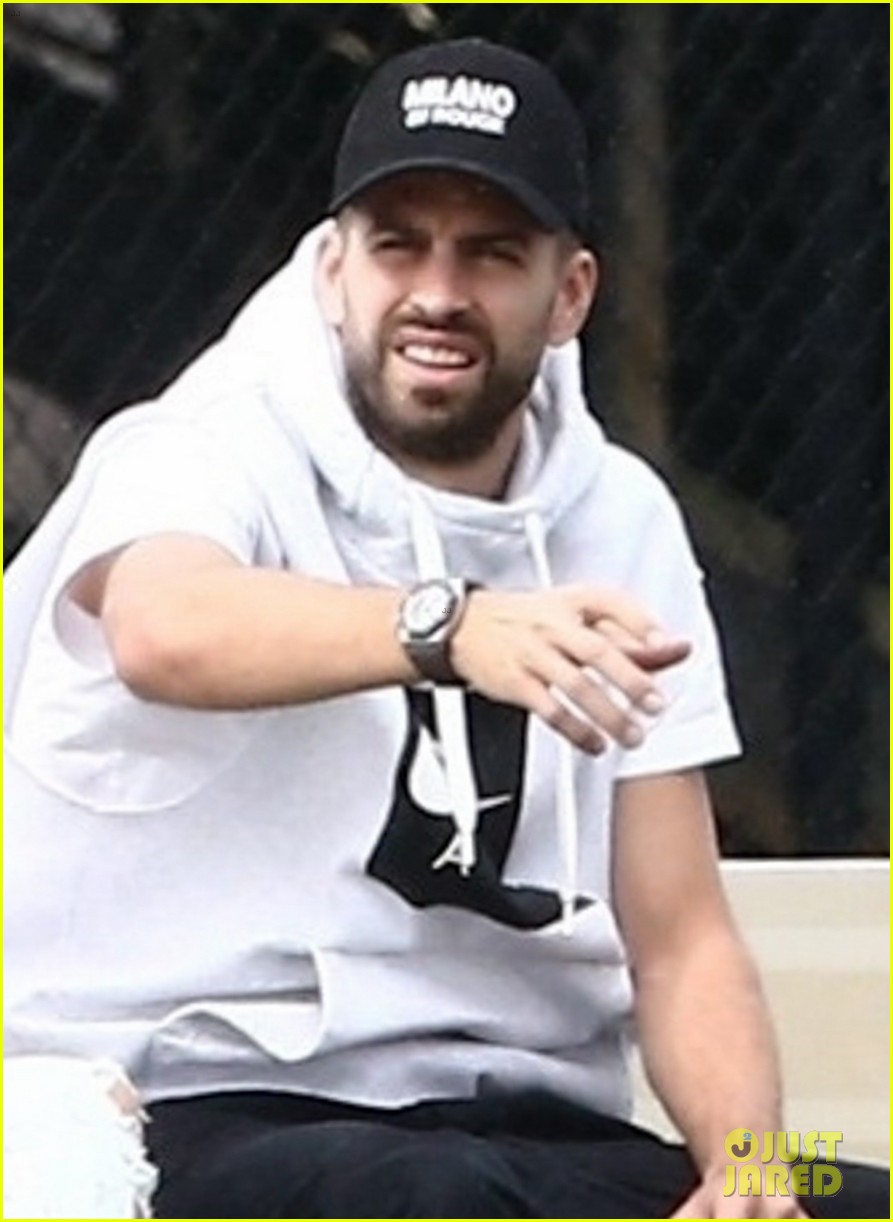 Shakira & Gerard Pique Are All Smiles at Sons' Soccer Practice: Photo ...