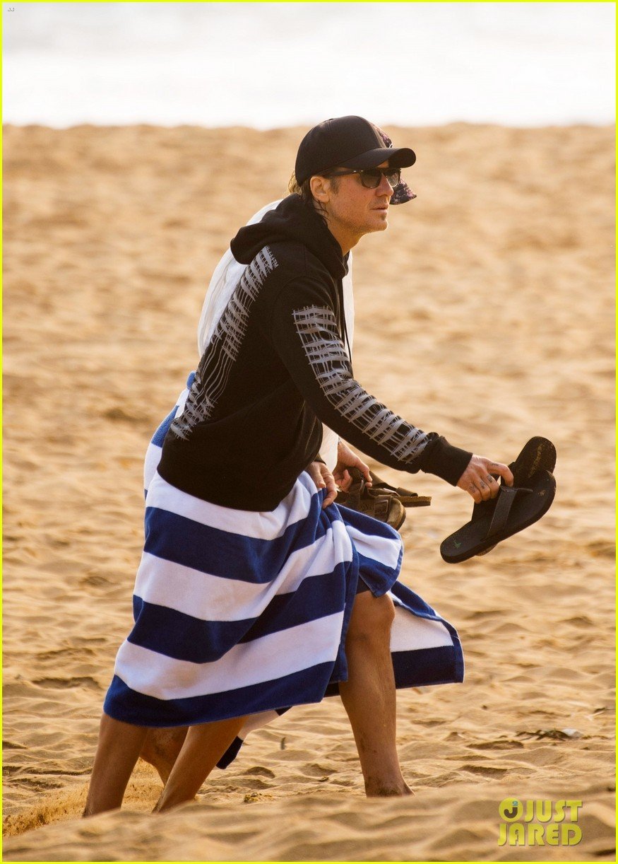 Shirtless Keith Urban Puts Tattoos on Display at Beach with Nicole ...