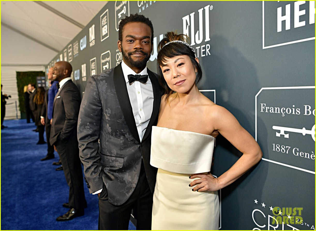 Christina Applegate Joins 'GLOW' Stars Alison Brie & Betty Gilpin at ...