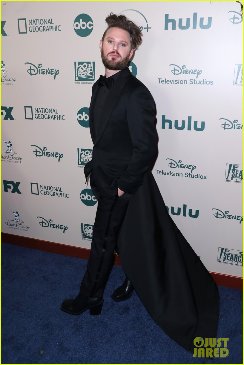 The Act's Joey King Helps Patricia Arquette Celebrate Golden Globe Win ...