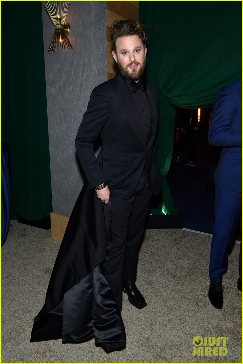 The Act's Joey King Helps Patricia Arquette Celebrate Golden Globe Win ...