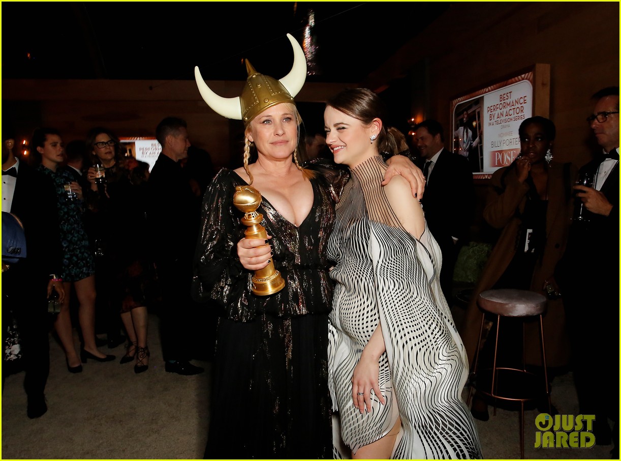 The Act's Joey King Helps Patricia Arquette Celebrate Golden Globe Win ...