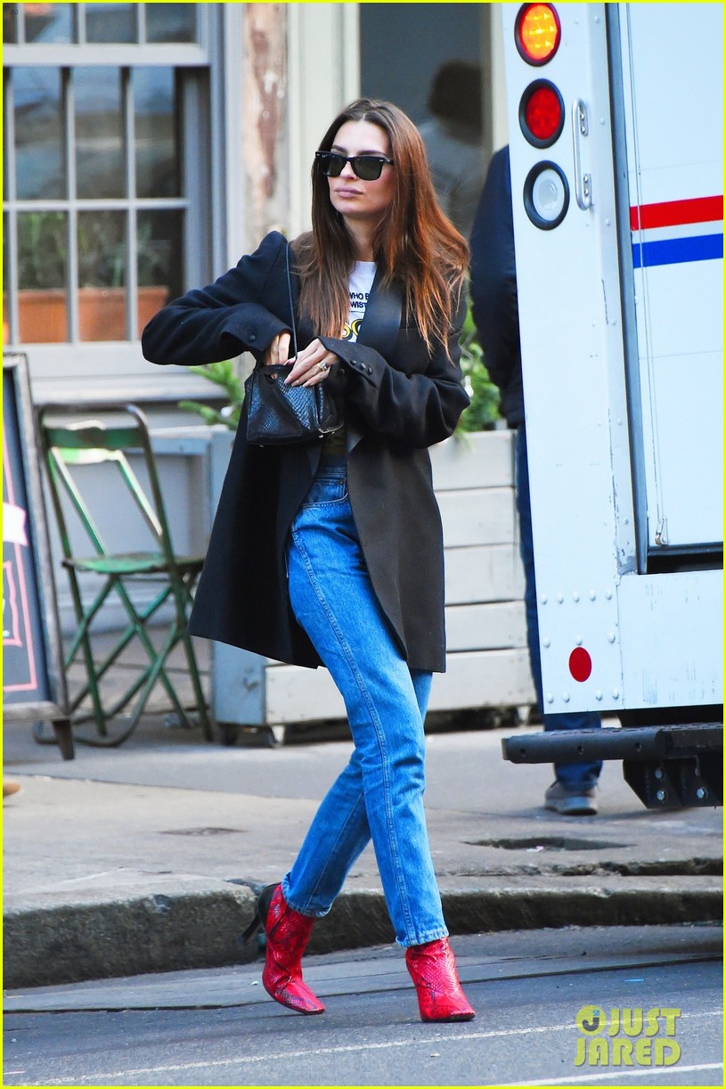 Emily Ratajkowski 'Felt Cute' In This Chic Look: Photo 4413876 ...