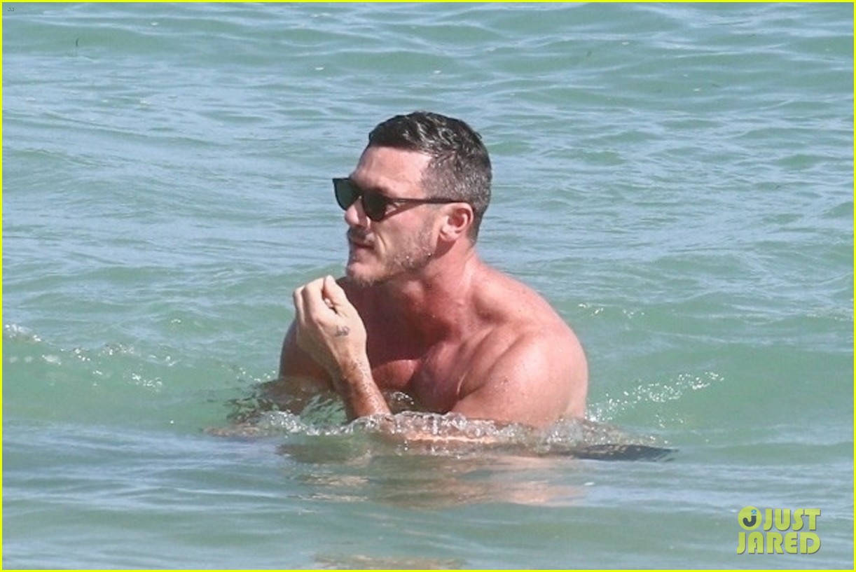 Luke Evans Wears Just a Speedo While at the Beach in Miami!: Photo ...