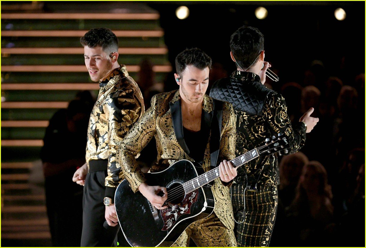 Jonas Brothers Debut New Song 'Five More Minutes' During Performance at ...