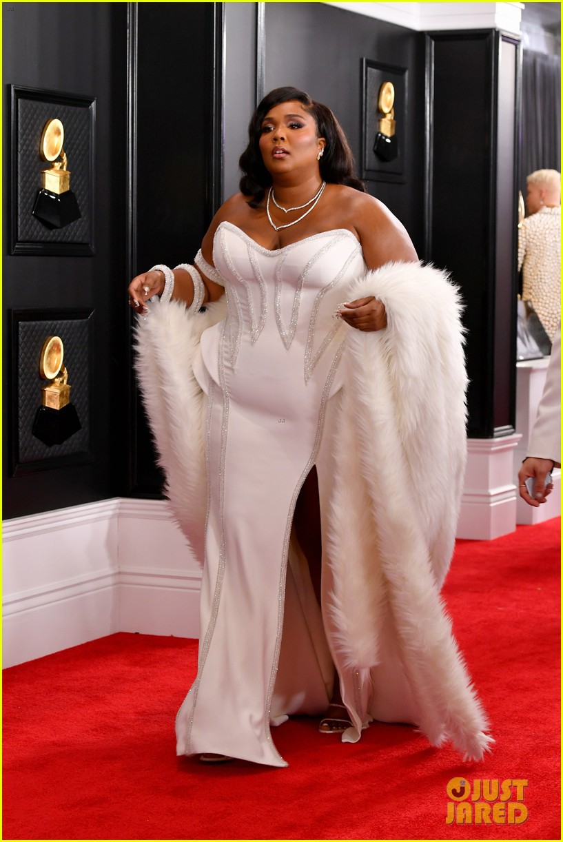 Lizzo Is Pure Glam While Kicking Off Grammys 2020 Red Carpet: Photo ...