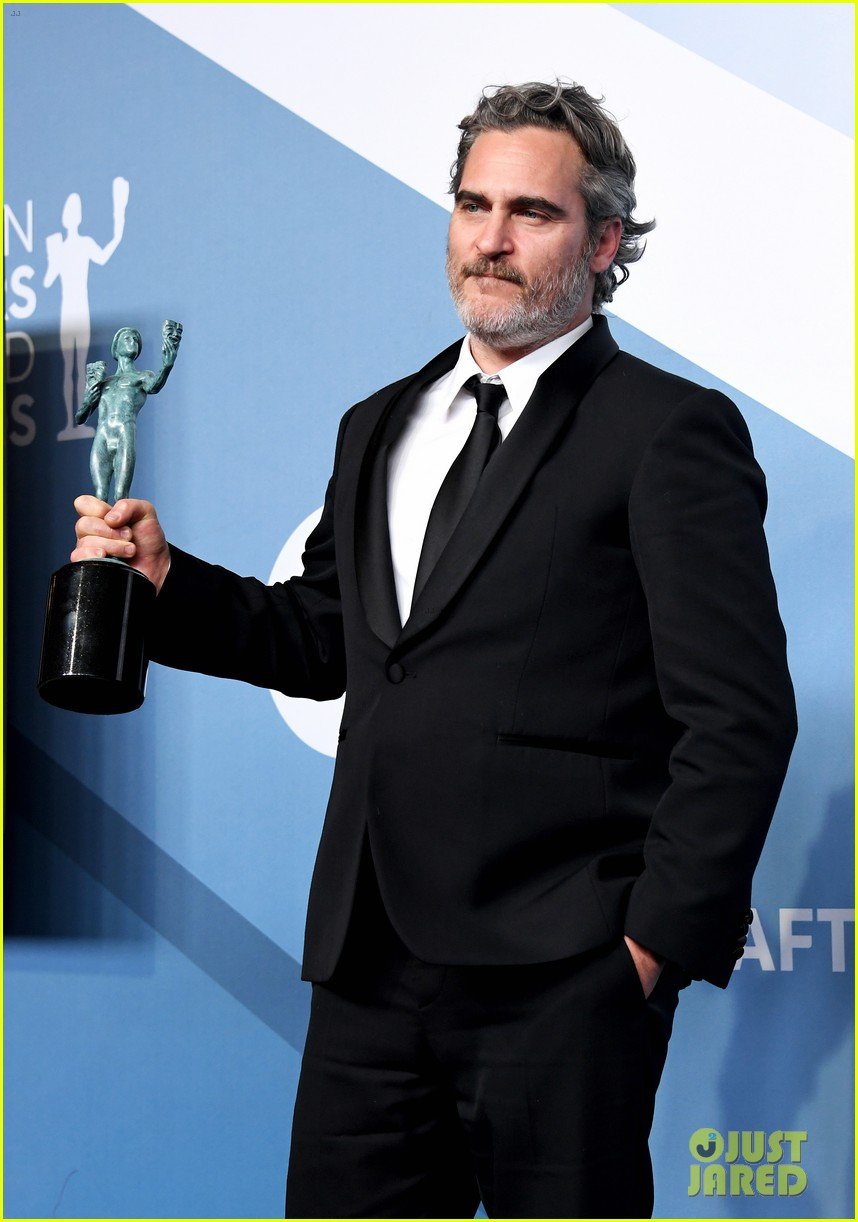 Joaquin Phoenix Wins for 'Joker,' Pays Tribute to Heath Ledger at SAG ...