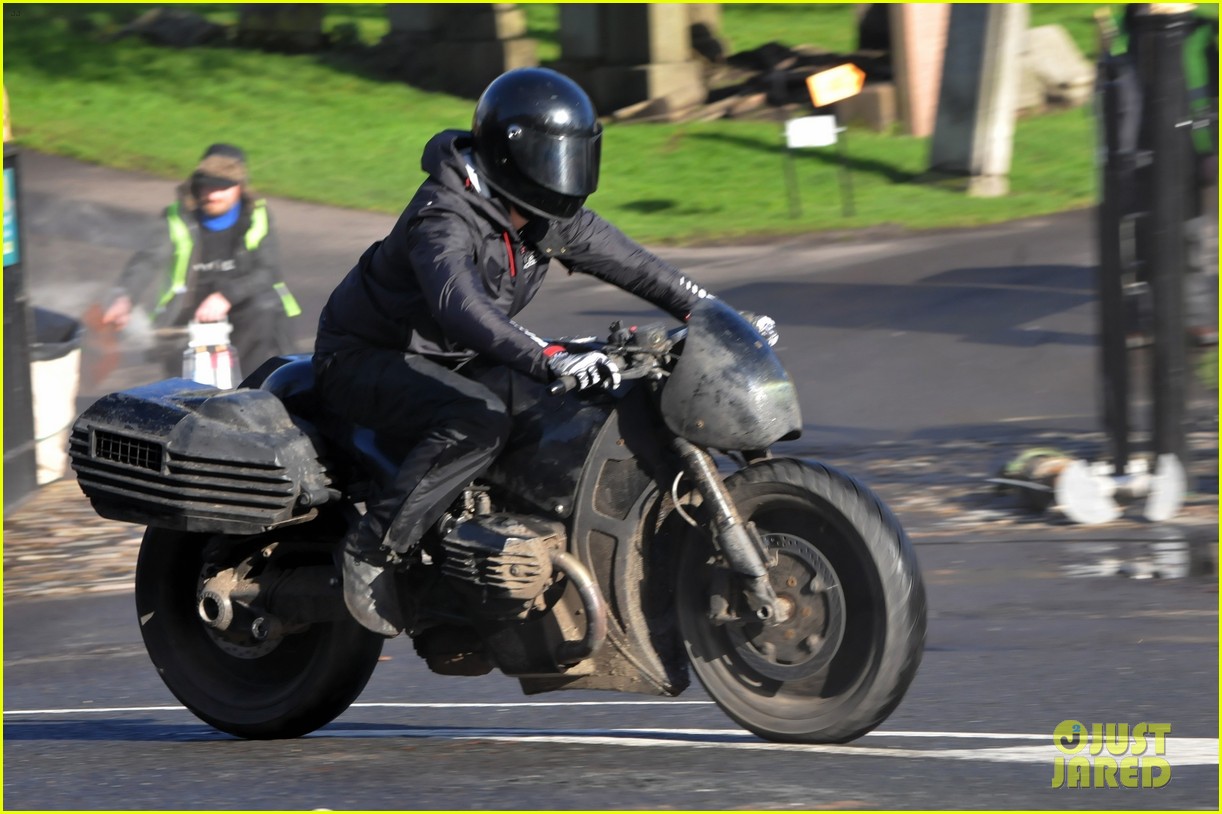 'The Batman' Movie Films Motorcycle Scene - See the Set Pics!: Photo ...
