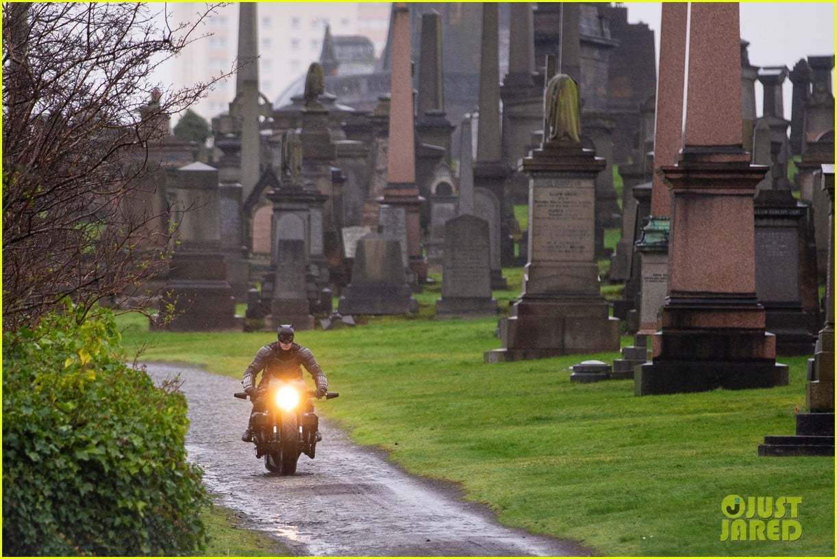 'The Batman' Set Photos Reveal Closer Look at New Batsuit!: Photo ...