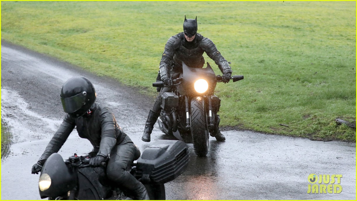 'The Batman' Set Photos Reveal Closer Look at New Batsuit!: Photo ...