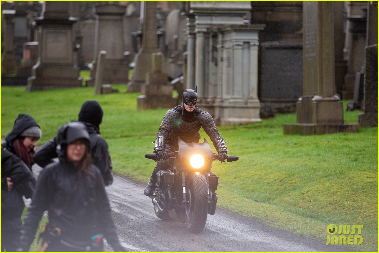 'The Batman' Set Photos Reveal Closer Look at New Batsuit!: Photo ...