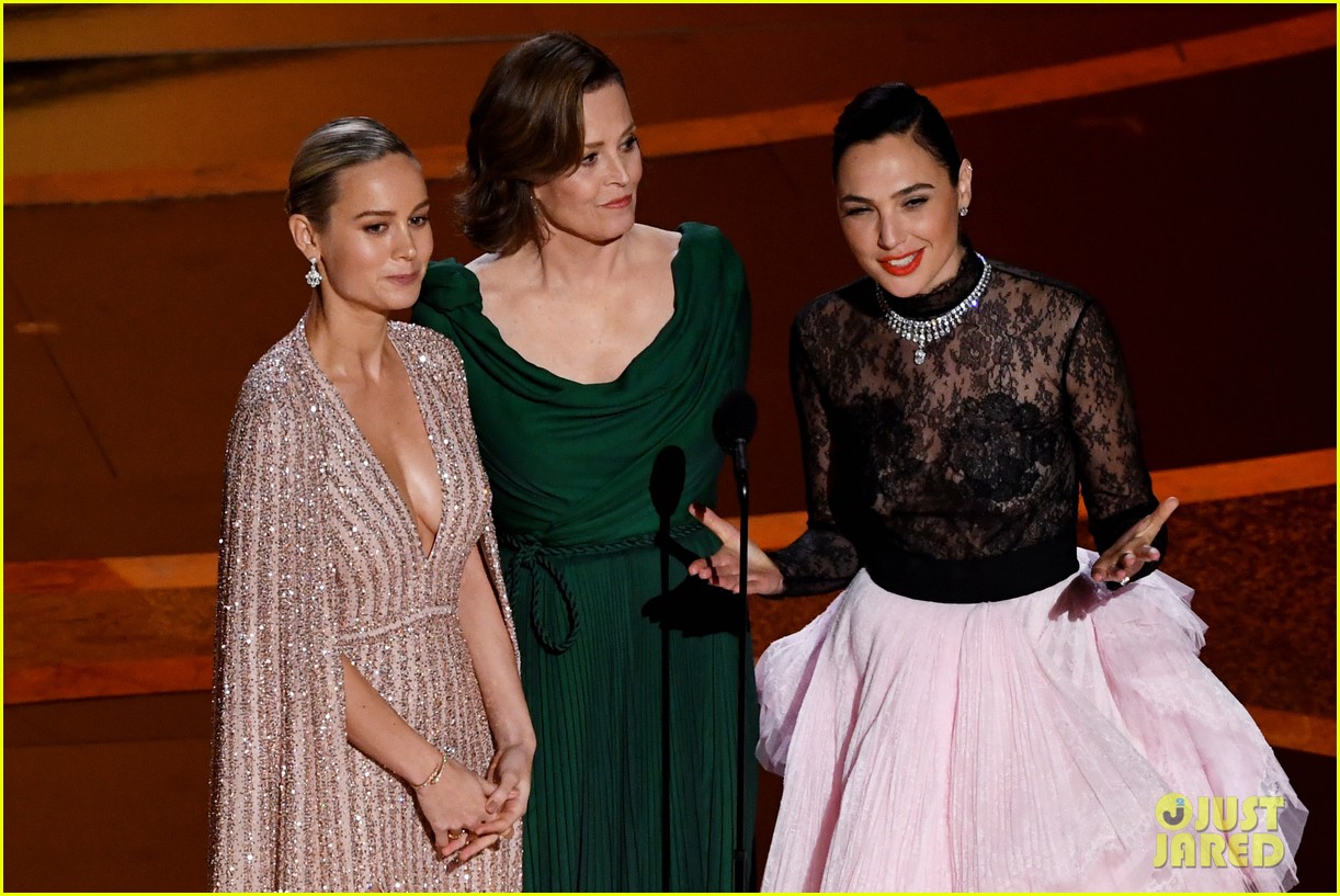 Photo: brie larson gal gadot sig weaver oscars women power fight club ...