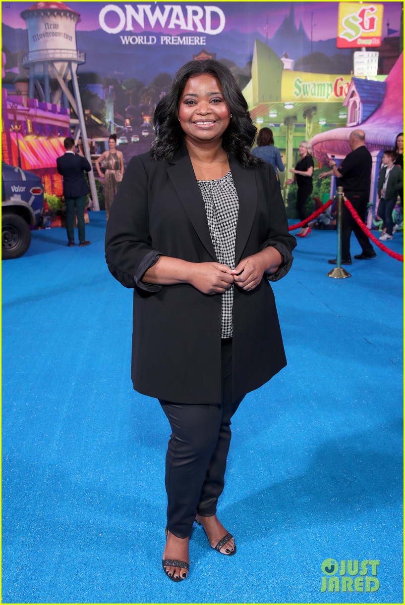 Chris Pratt Takes Selfie With His Walk of Fame Star at 'Onward ...