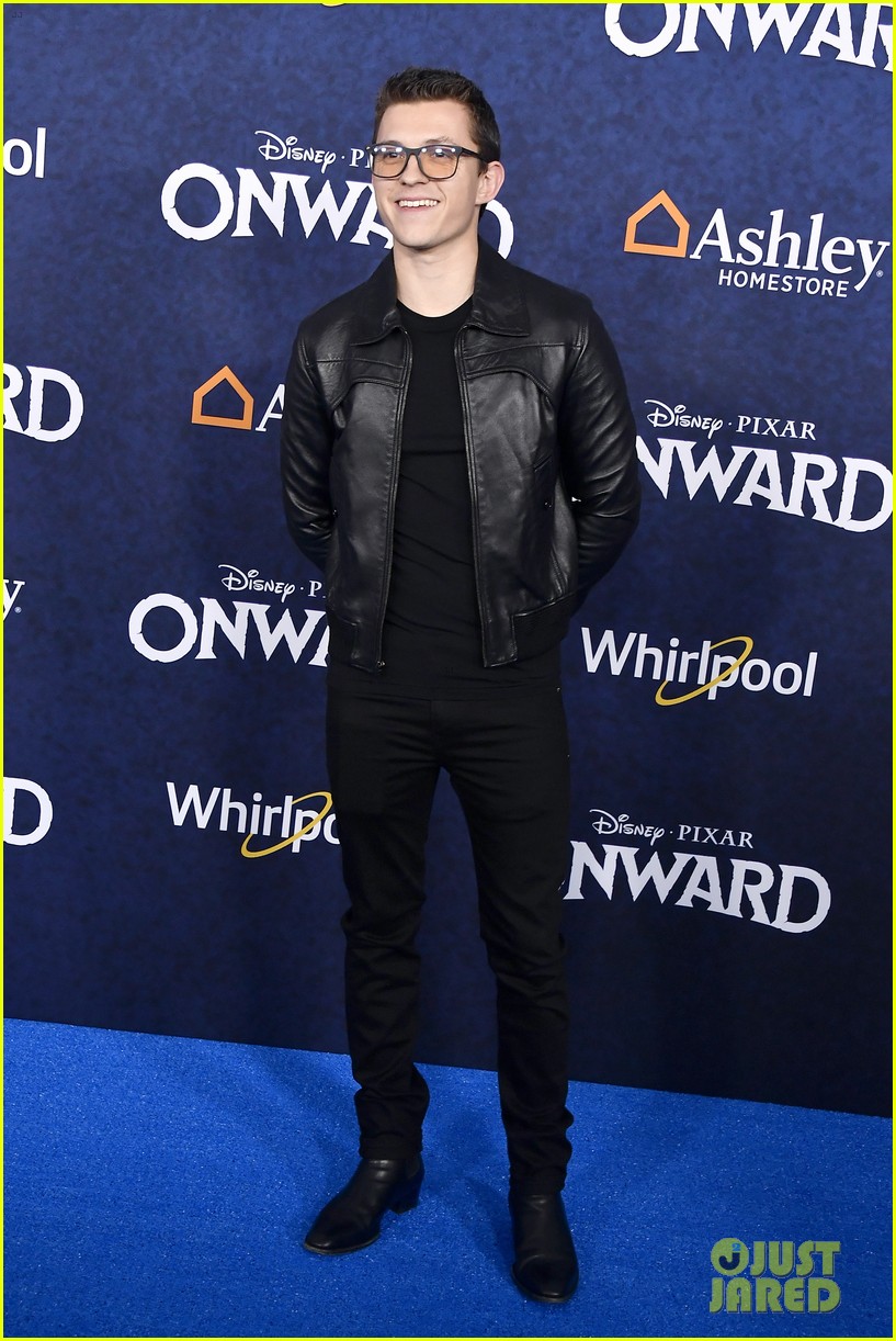 Chris Pratt Takes Selfie With His Walk of Fame Star at 'Onward ...