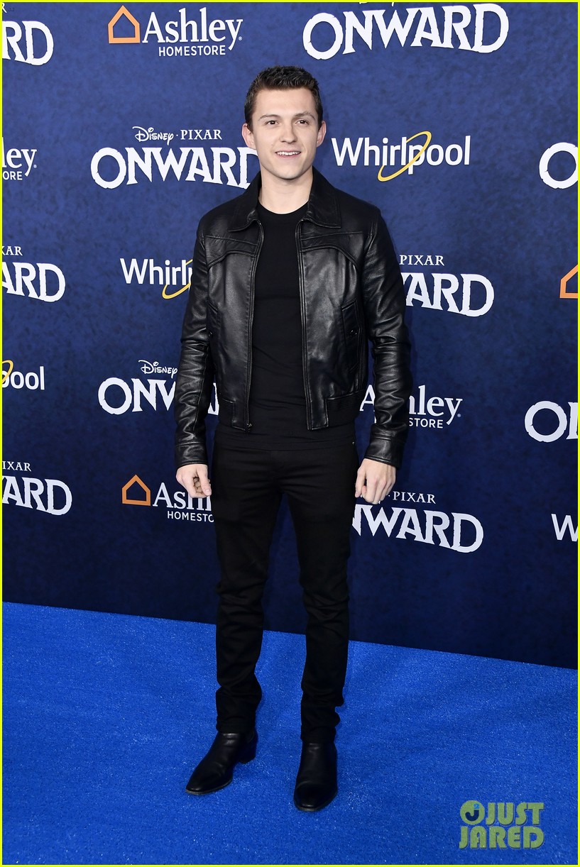 Chris Pratt Takes Selfie With His Walk of Fame Star at 'Onward ...