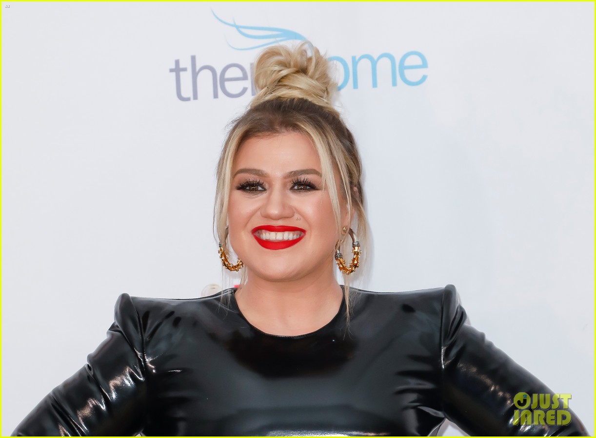 Kelly Clarkson Puts Slim Figure on Display in Form-Fitting Dress: Photo ...
