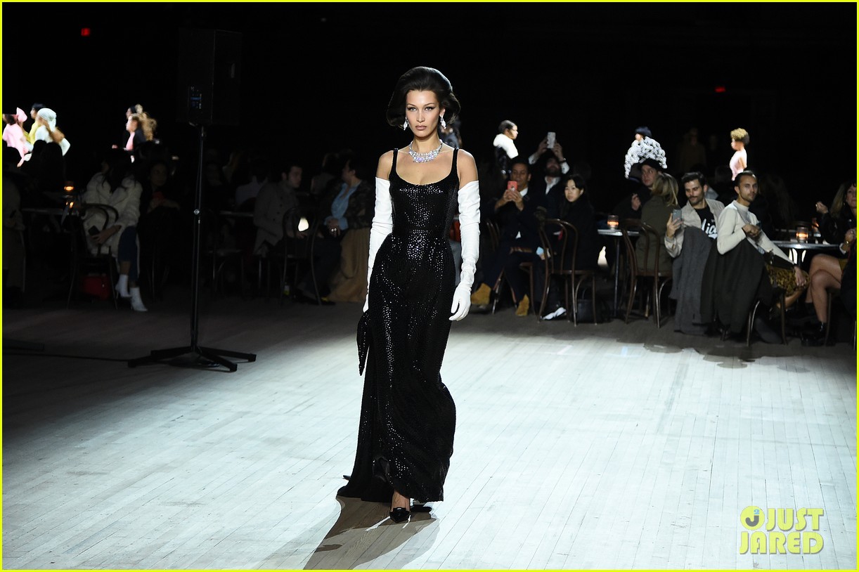 Miley Cyrus Shows Off Rocking Body Walking in Marc Jacobs NYFW Show ...