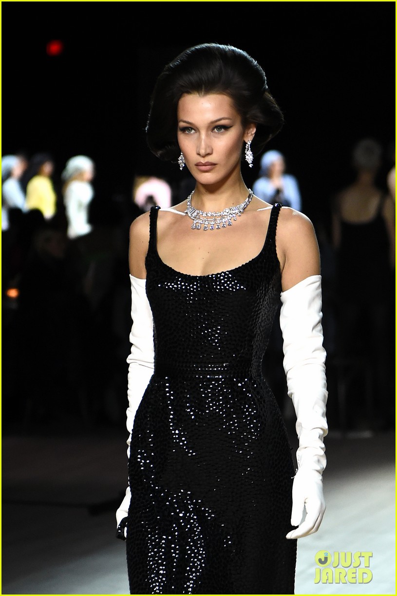 Miley Cyrus Shows Off Rocking Body Walking in Marc Jacobs NYFW Show ...