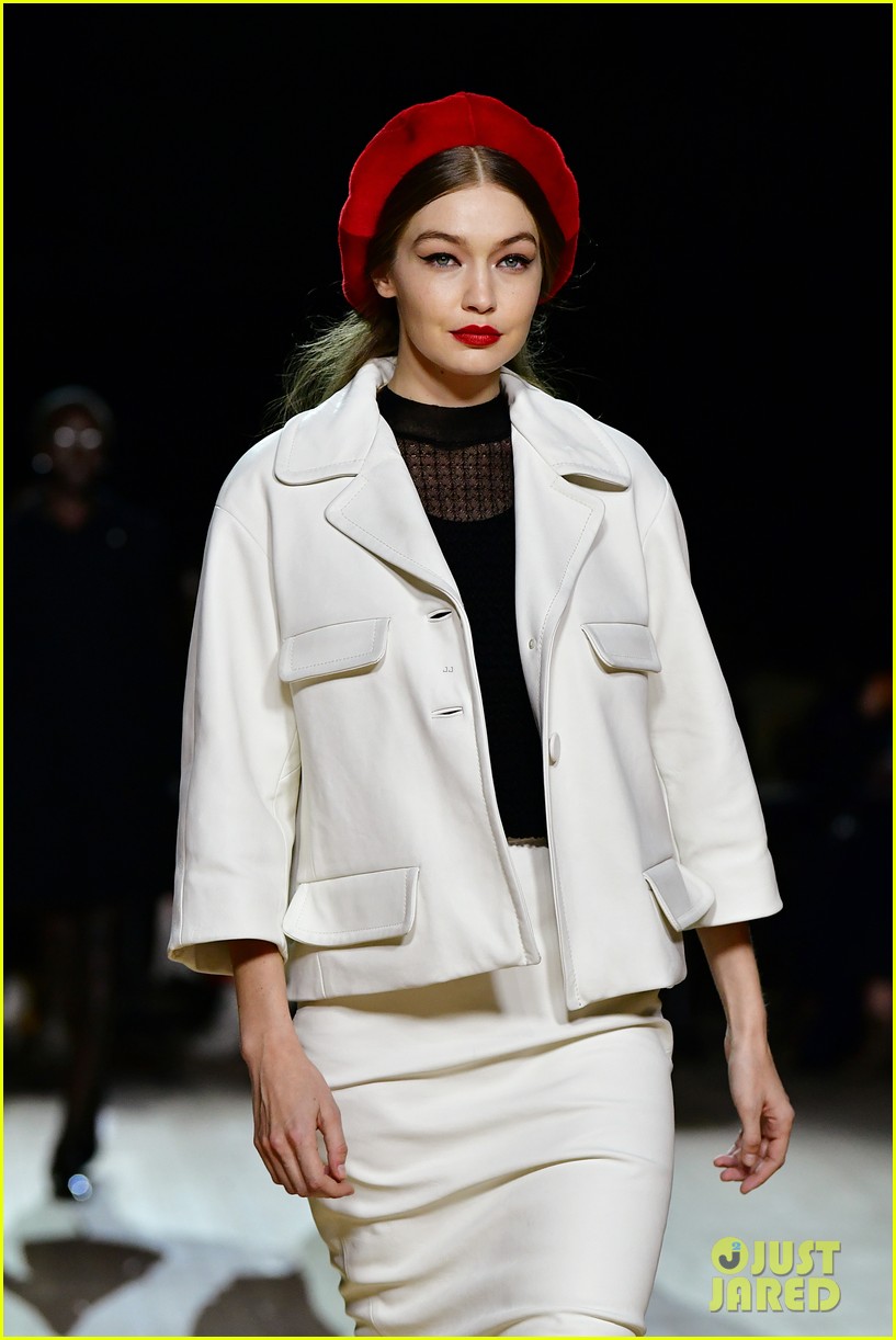 Miley Cyrus Shows Off Rocking Body Walking in Marc Jacobs NYFW Show ...