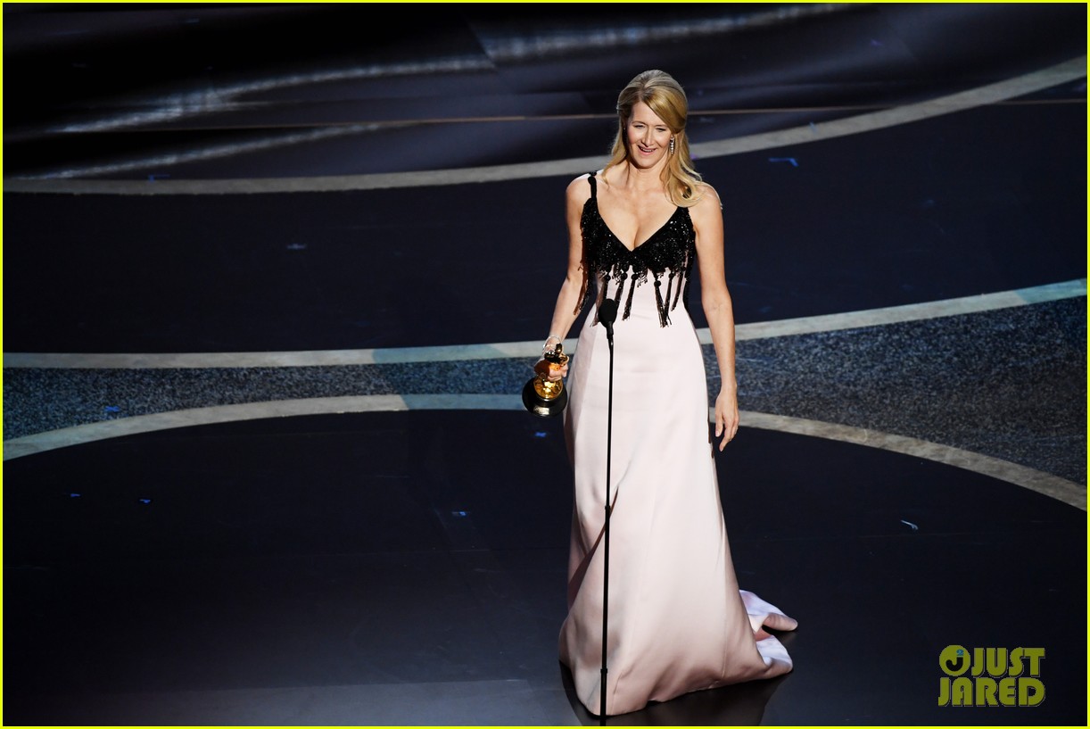 Laura Dern Thanks Her Parents - Her 'Acting Heroes' - in Touching ...