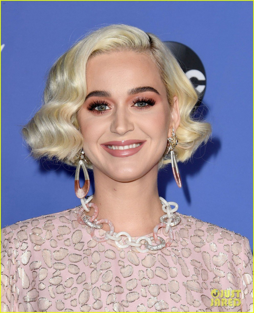 Katy Perry Wears Cute Pink Dress For 'American Idol' Season 18 Premiere ...