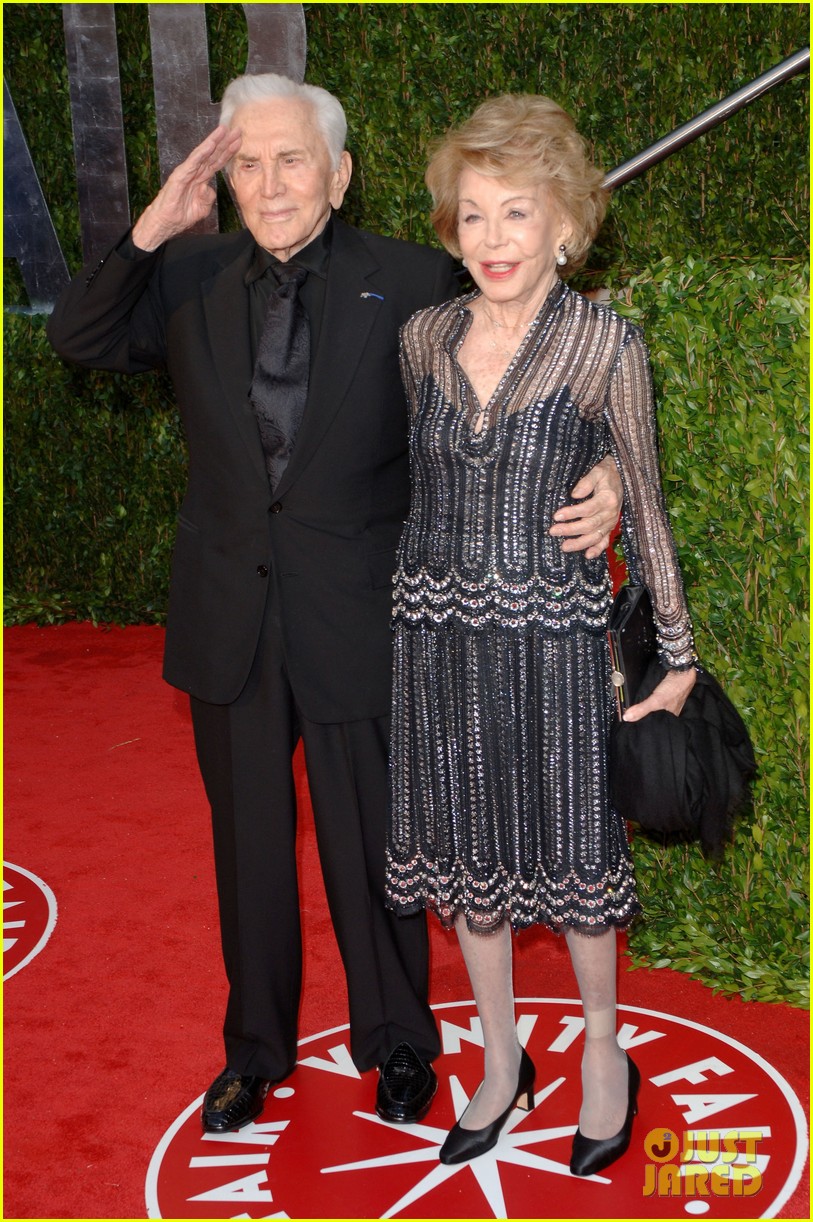 Kirk Douglas Dies at 103, Son Michael Douglas Confirms: Photo 4430160 ...