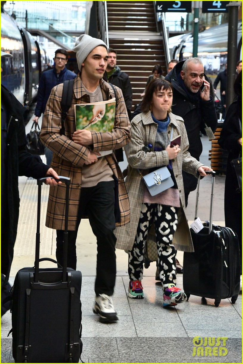 Maisie Williams' Boyfriend Reuben Selby Playfully Hides Her Face at ...