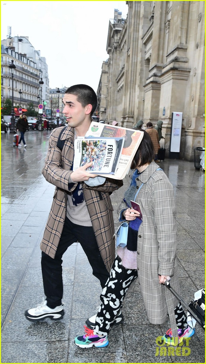 Maisie Williams' Boyfriend Reuben Selby Playfully Hides Her Face at ...