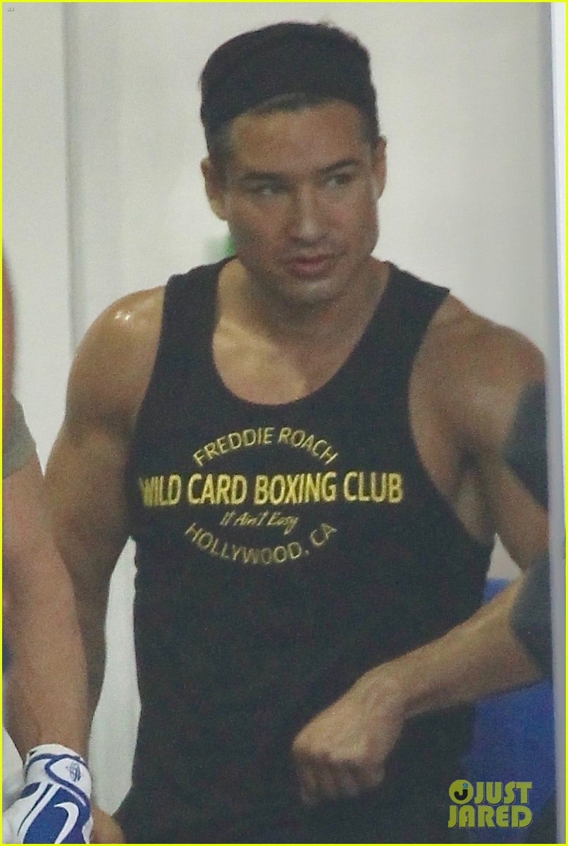 Mark Wahlberg & Mario Lopez Work Up a Sweat Together at the Gym!: Photo ...