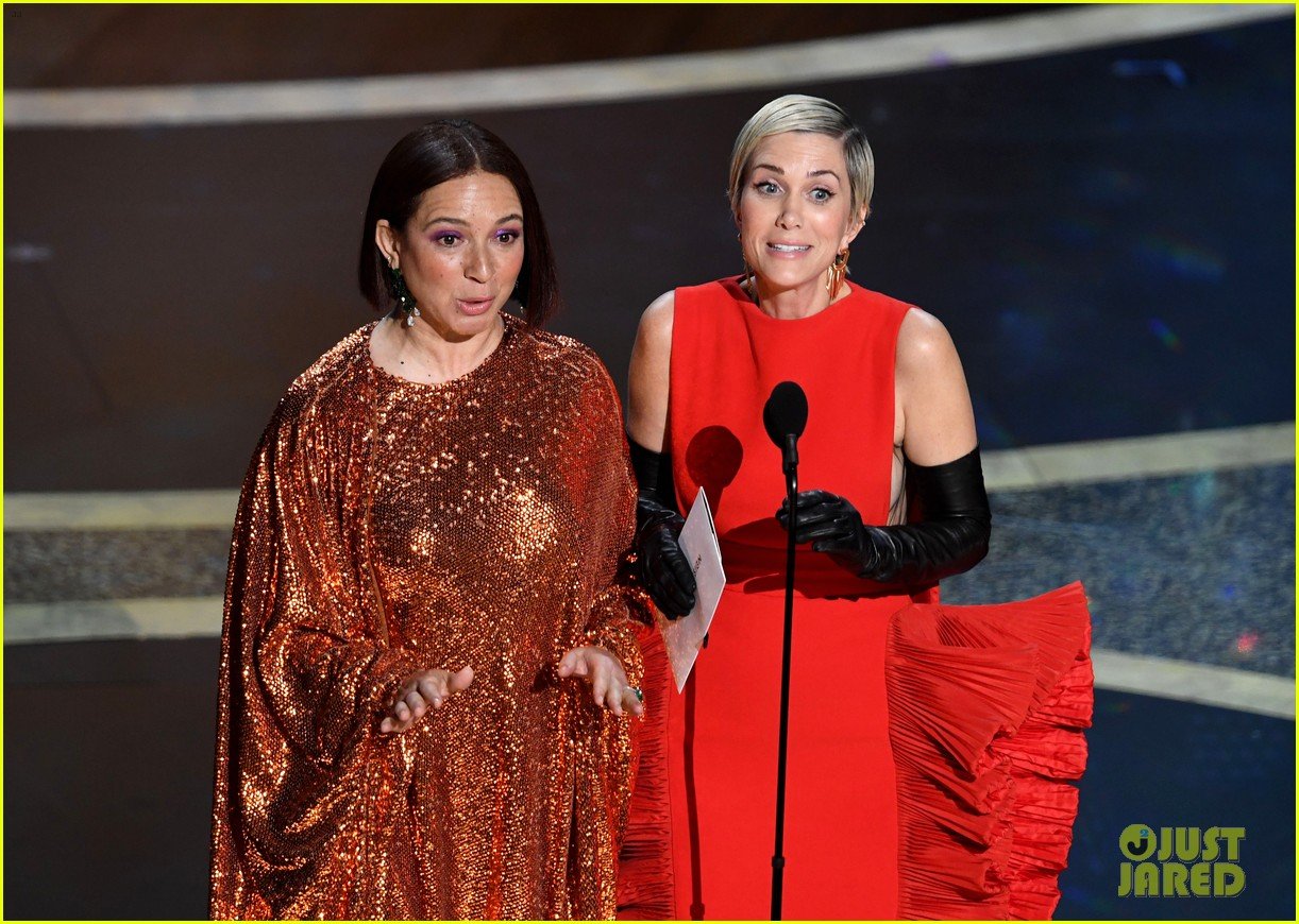 Maya Rudolph & Kristen Wiig Sing Musical Medley While Presenting at ...