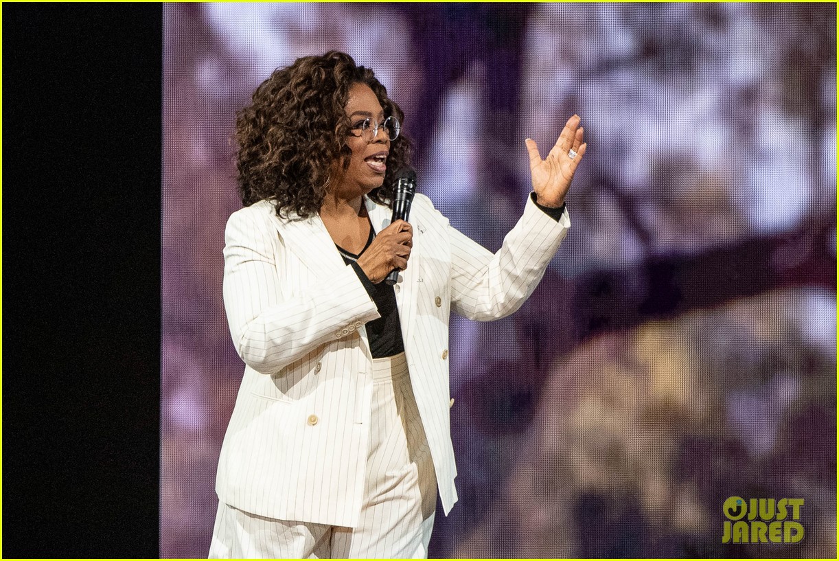 Oprah Winfrey Falls On Stage While Talking About Balance: Photo 4444219 ...